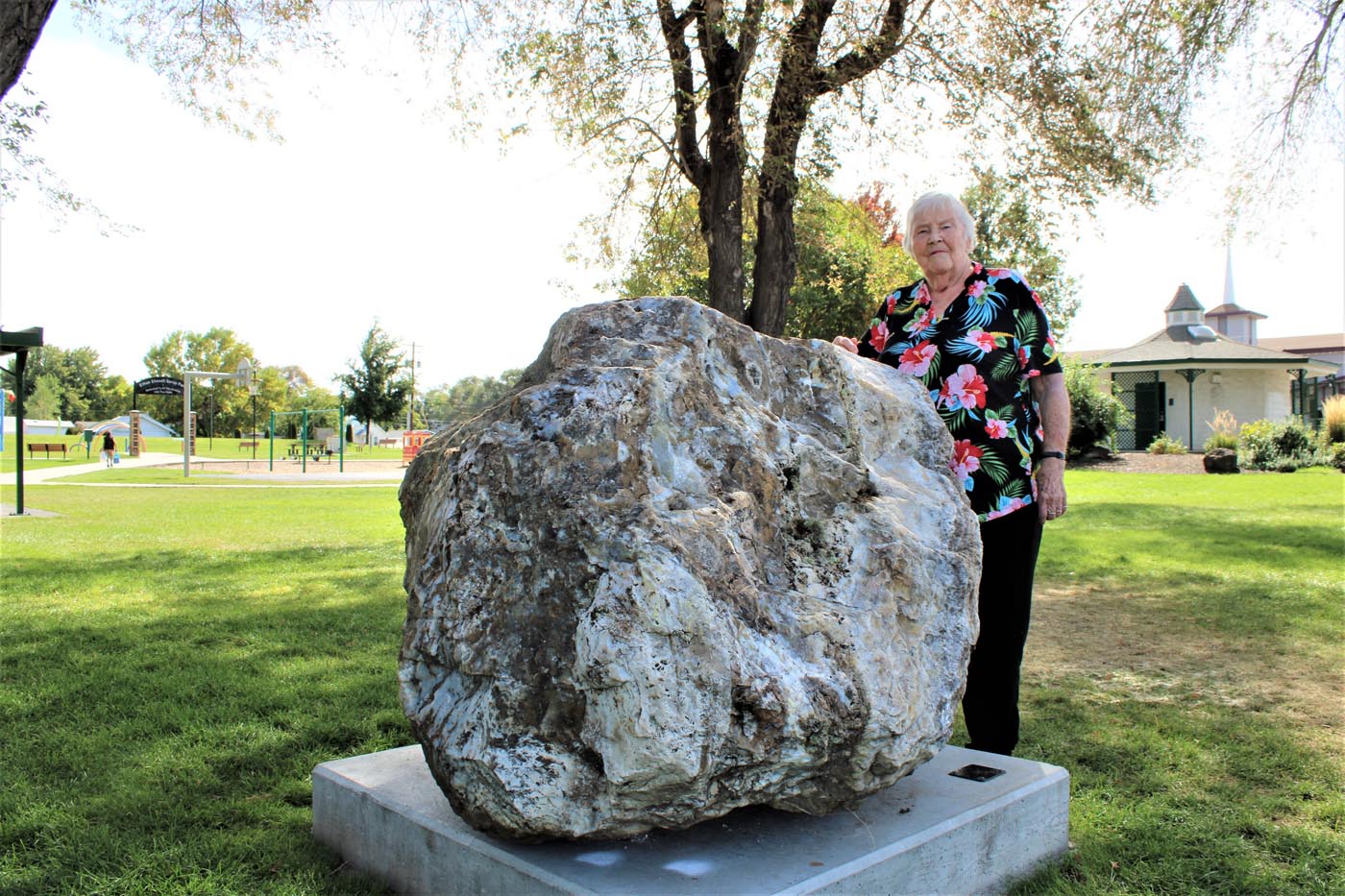 Giant agate boulder lands in Sahalee Park | Madras Pioneer